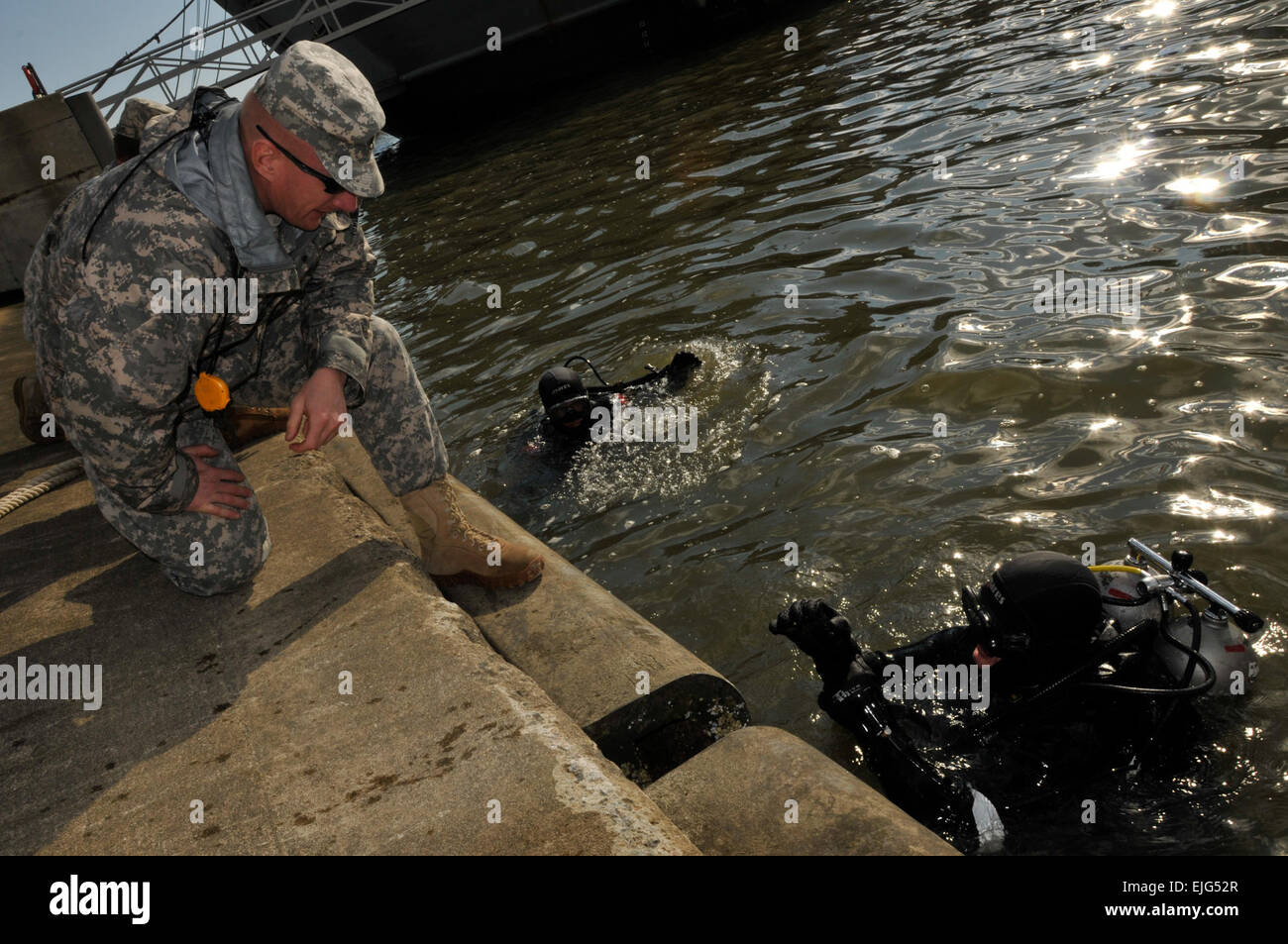 Army engineer divers hi-res stock photography and images - Alamy