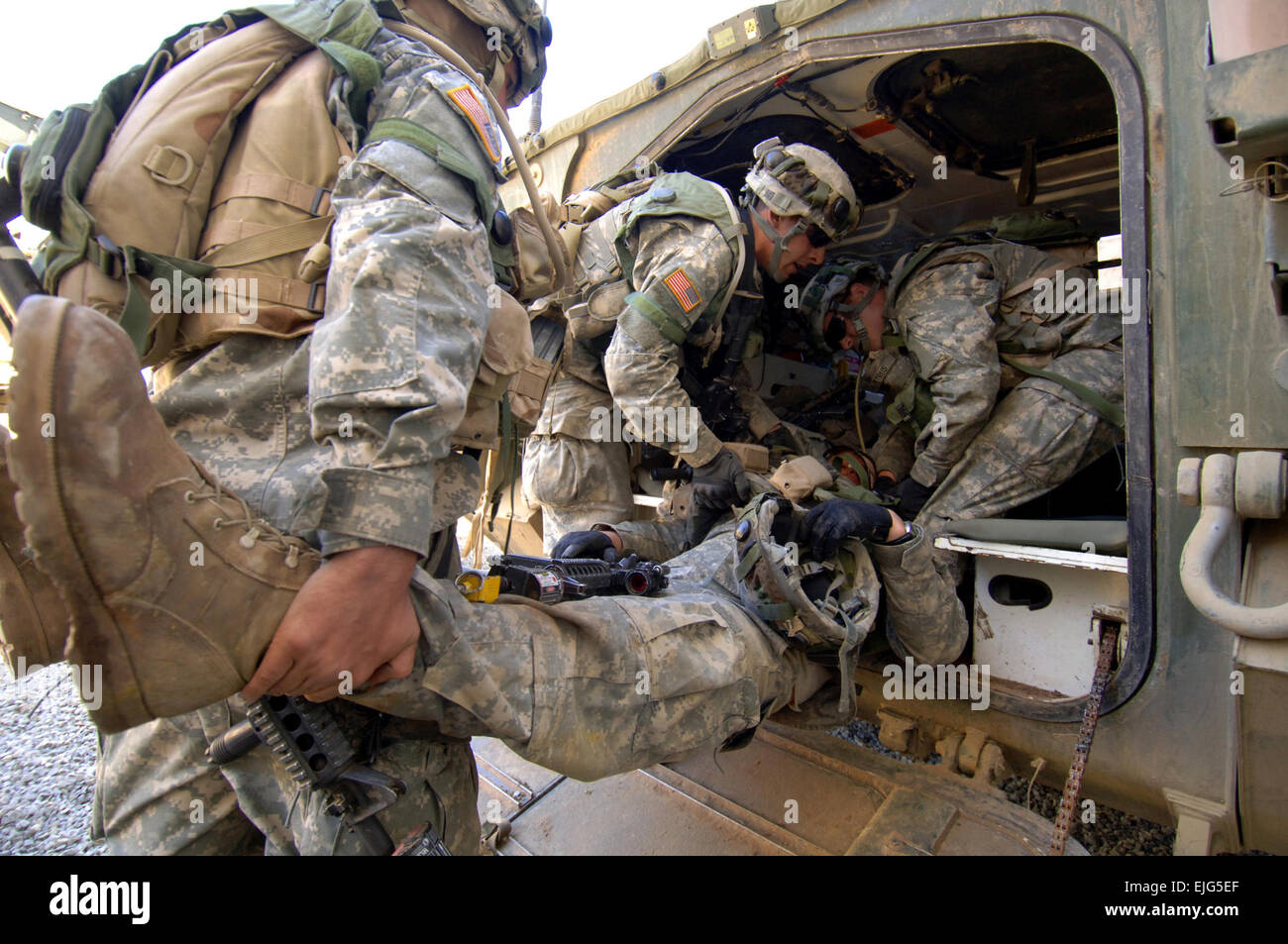 U.S. Army Soldiers from Alpha Company, 1st Battalion, 5th Infantry ...