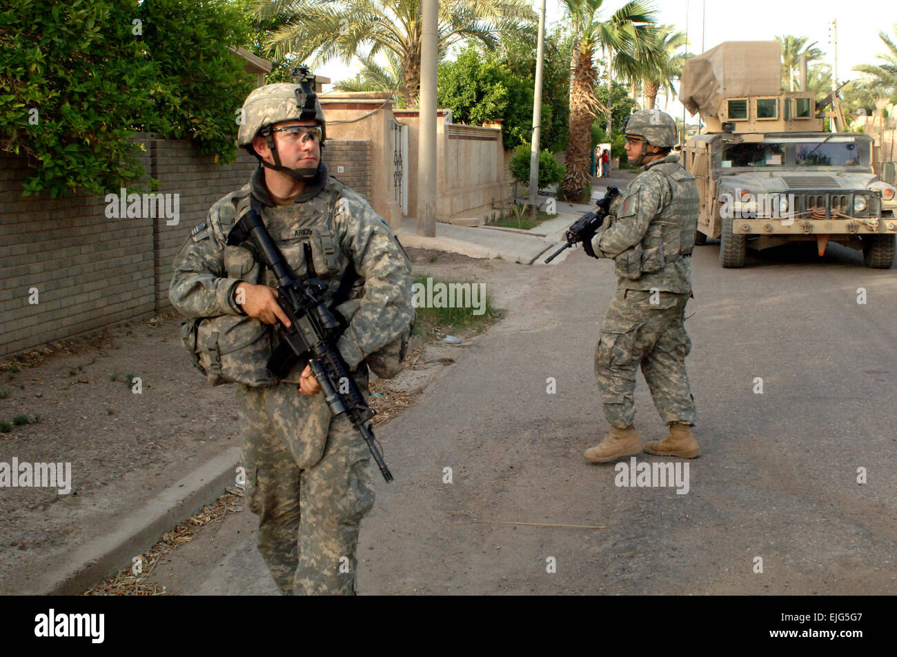 U.S. Army Soldiers from Bravo Company, 1st Battalion, 28th Infantry ...
