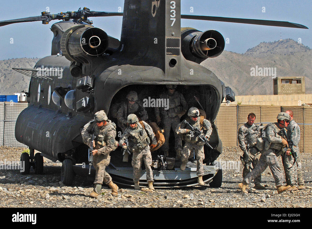 U.S. Army Soldiers rehearse dismounting a CH-47 Chinook helicopter ...