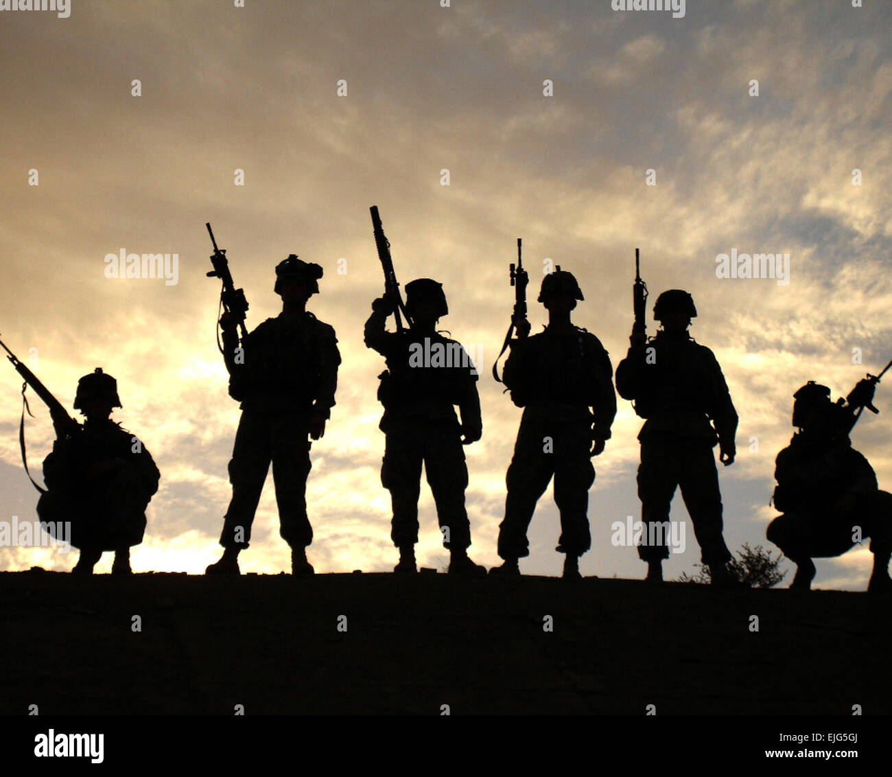 Soldiers from Battery B, 3rd Battalion, 320th Field Artillery Regiment, 101st Airborne Division ...