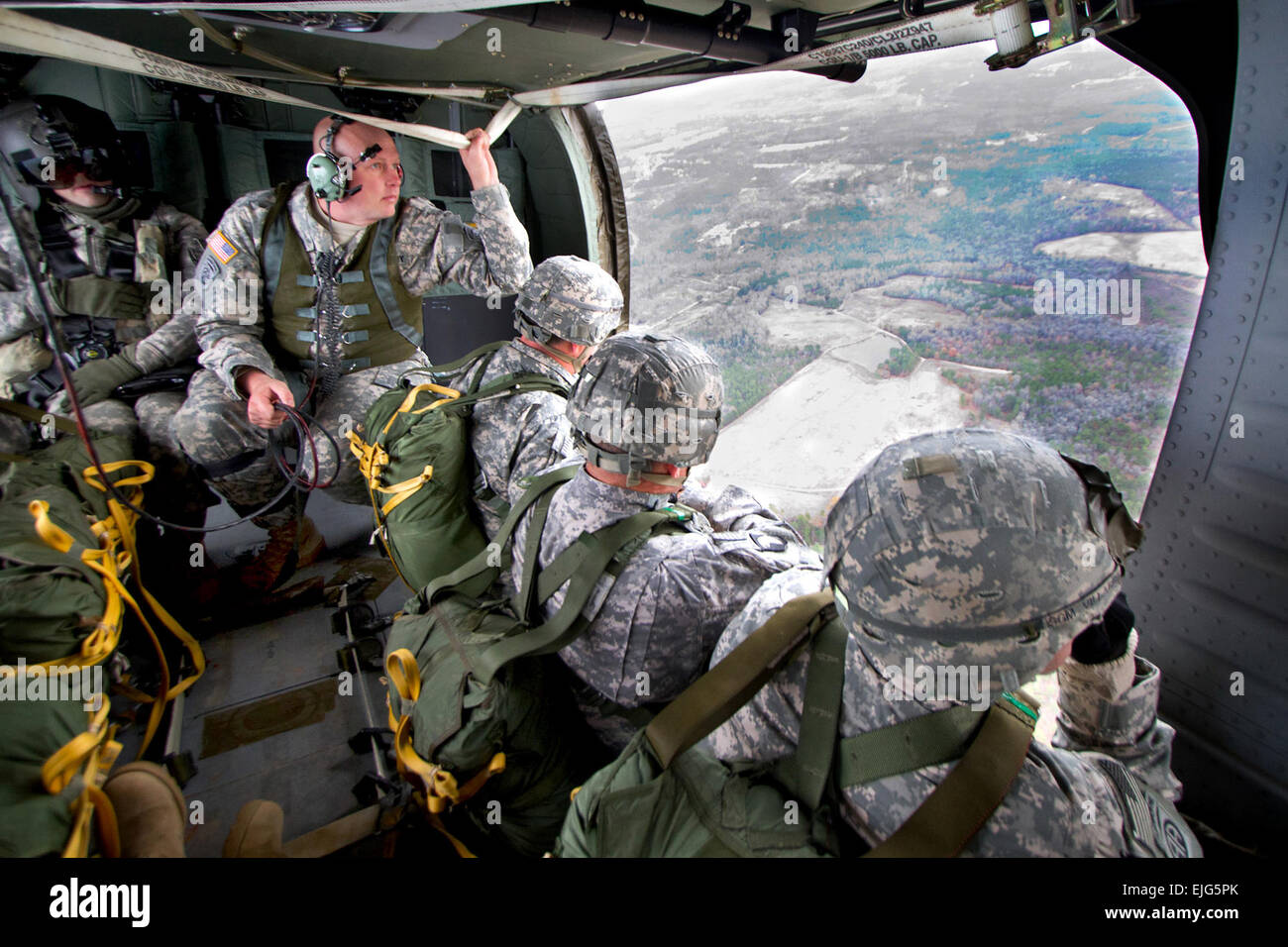 U.S. Army Staff Sgt. David Harp prepares paratroopers with 1st Brigade ...