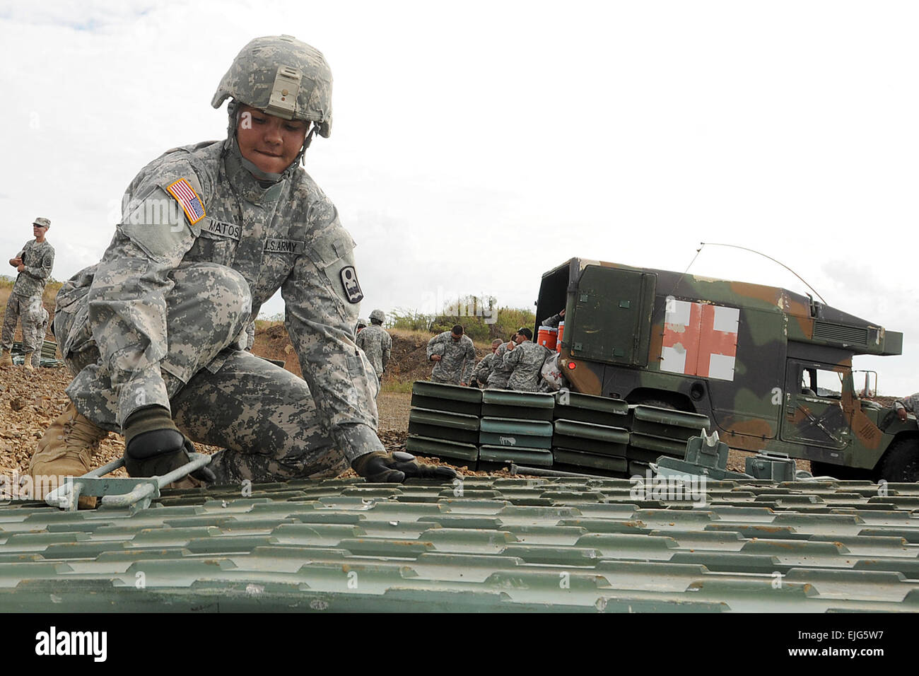 Us army female soldier hi-res stock photography and images - Alamy