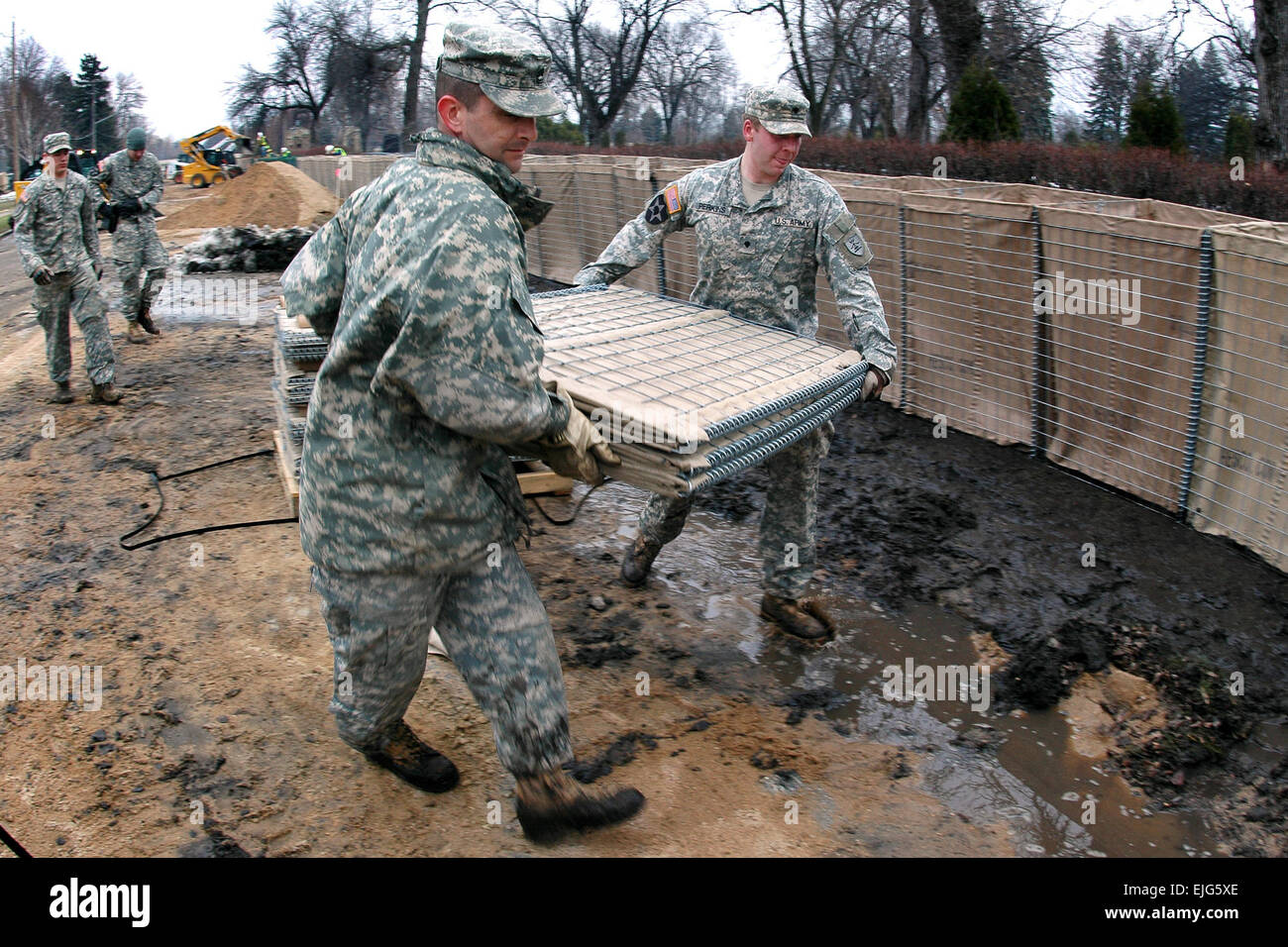 Hesco barrier hi-res stock photography and images - Alamy