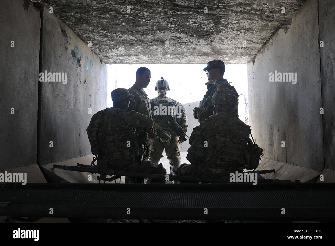 Army soldiers with personal security detachment hi-res stock ...