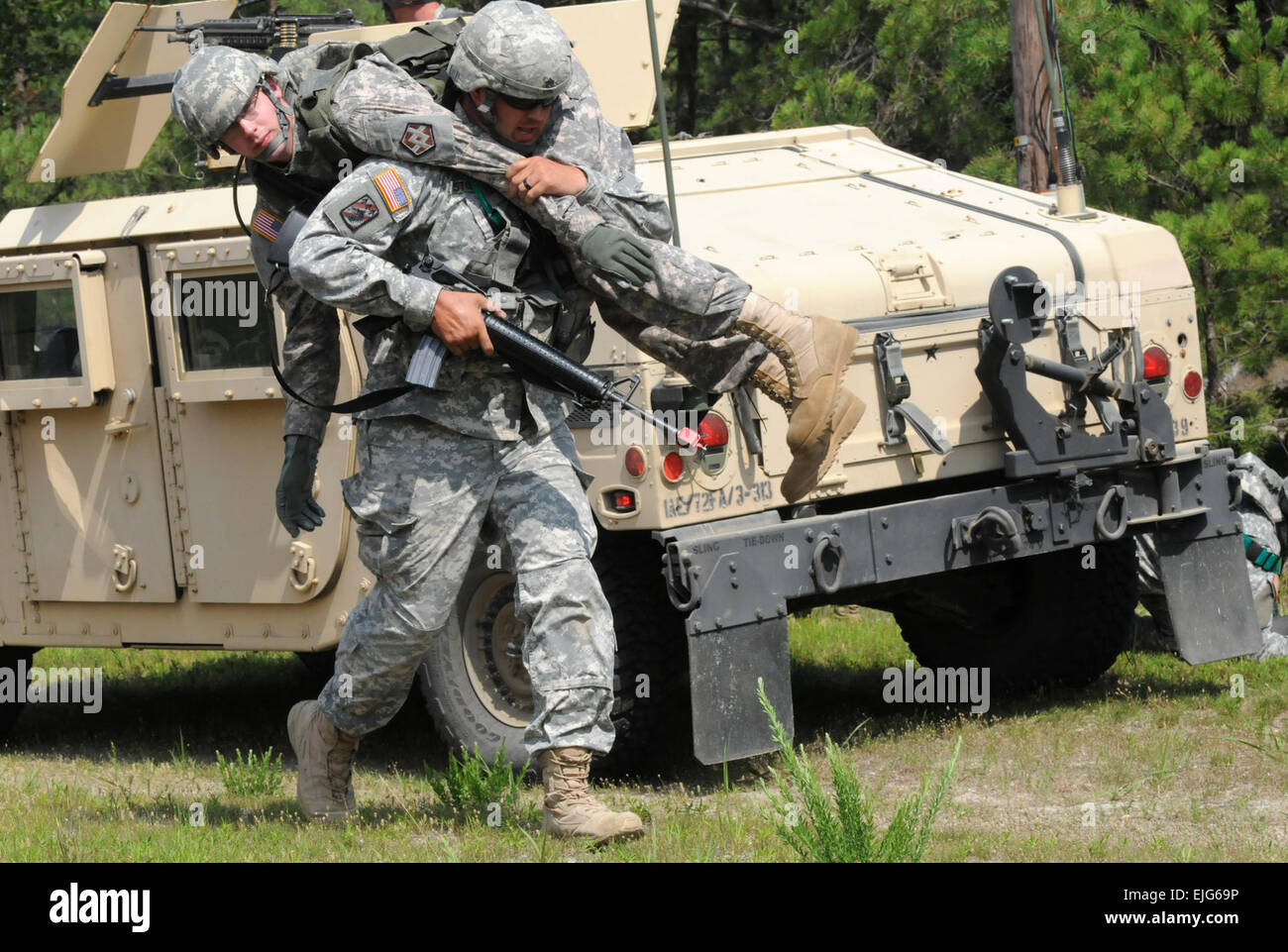 Soldiers preform Combat Lifesaver techniques while going through convoy ...
