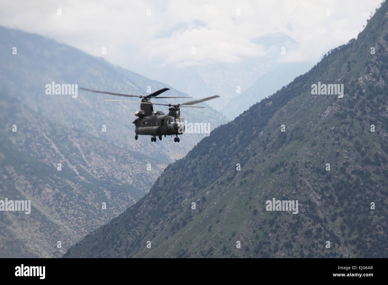 A U.S. Army CH-47 Chinook helicopter carrying Pakistani civilians is ...