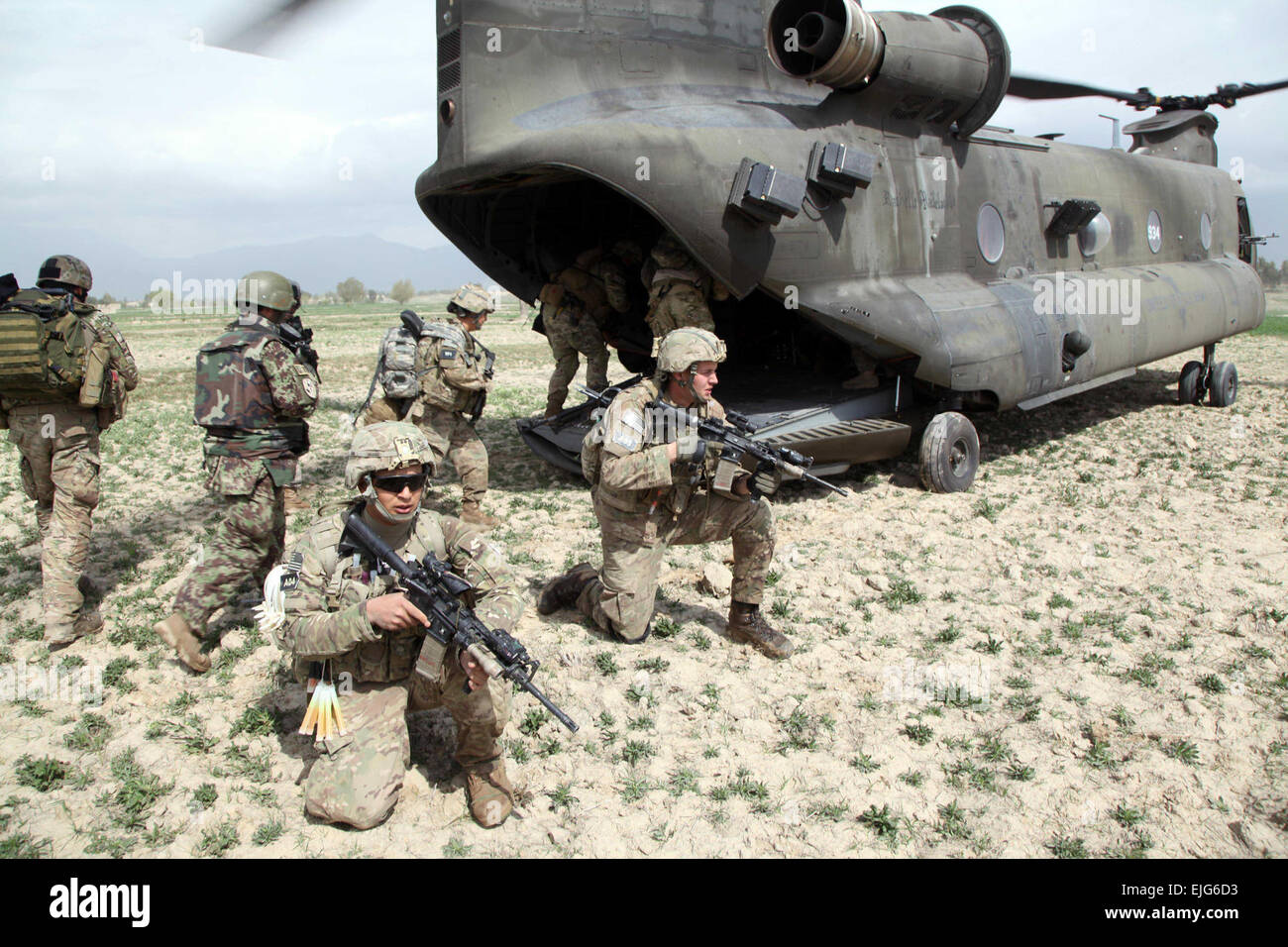 U.S. Army soldiers with 1st Battalion, 6th Field Artillery Regiment ...