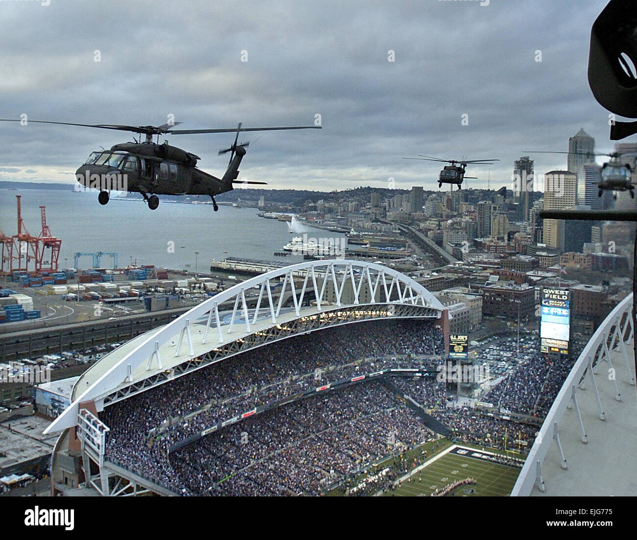 UH-60 Black Hawk helicopters from 4th Squadron, 6th Air Cavalry flies ...