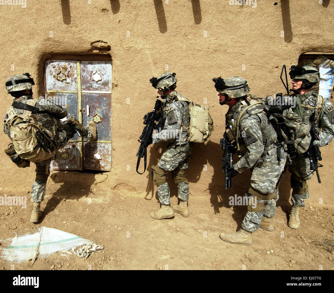 U.S. Army Soldiers from the 1st Brigade, 1st Armored Division conduct a ...