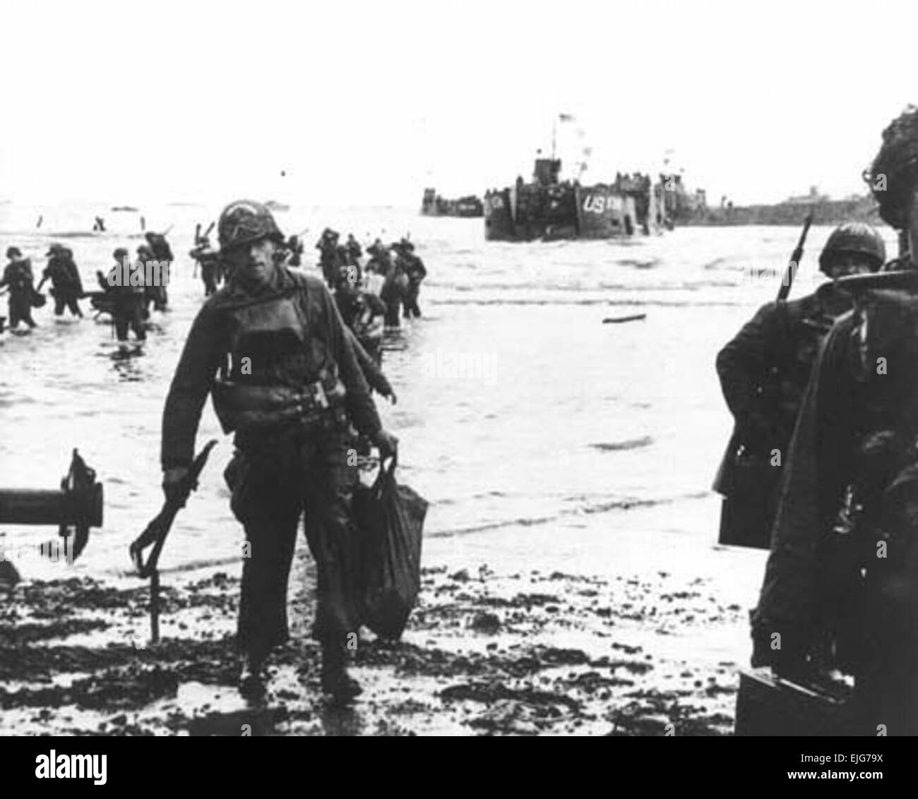 Soldiers move onto Omaha Beach during the Allied Invasion of Europe on ...
