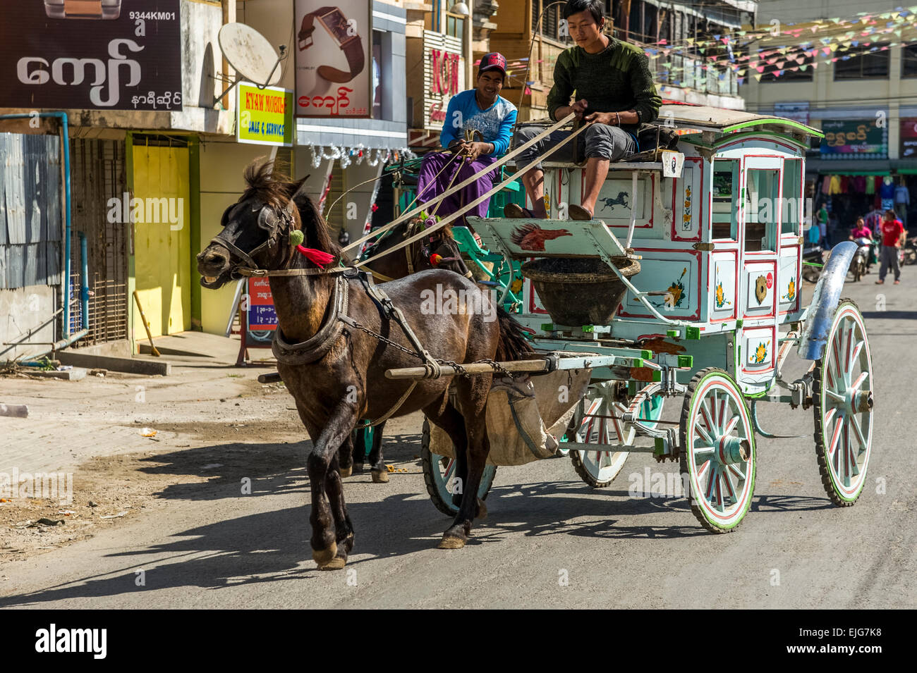 Horse drawn taxi carriage Pyinoolwn hill station Stock Photo - Alamy