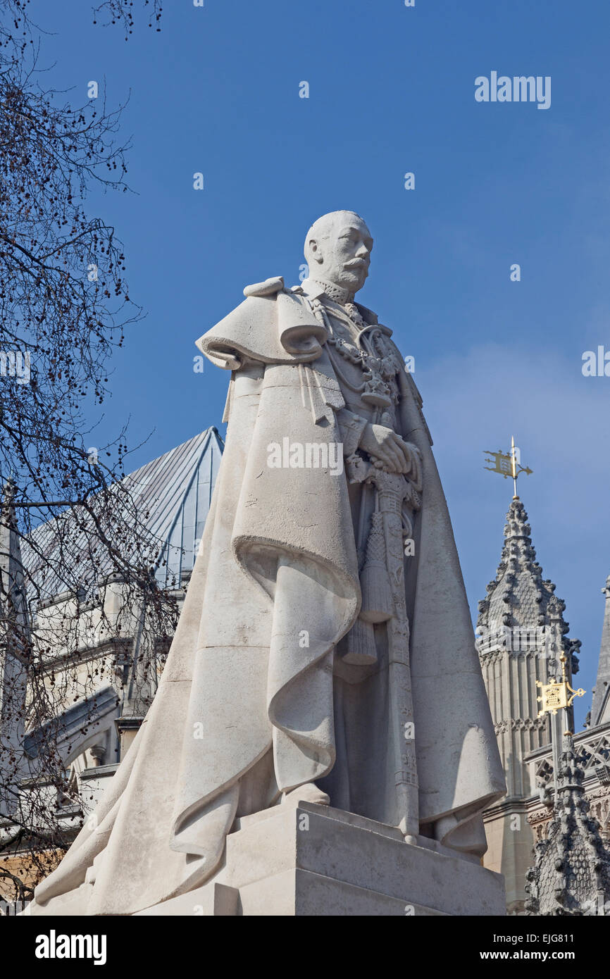 London, Westminster The statue of George V in Old Palace Yard Stock ...