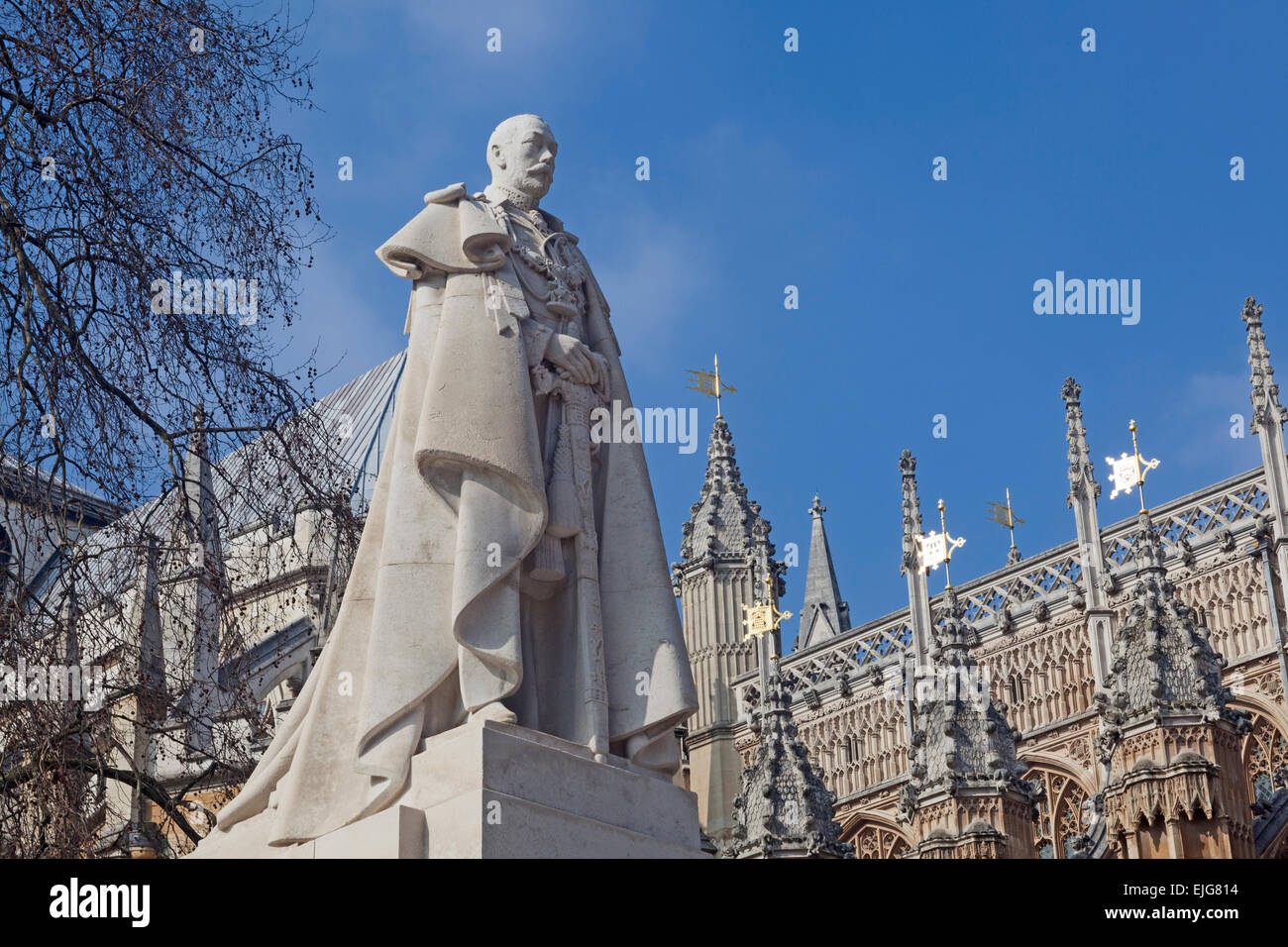 London, Westminster The statue of George V in Old Palace Yard Stock ...