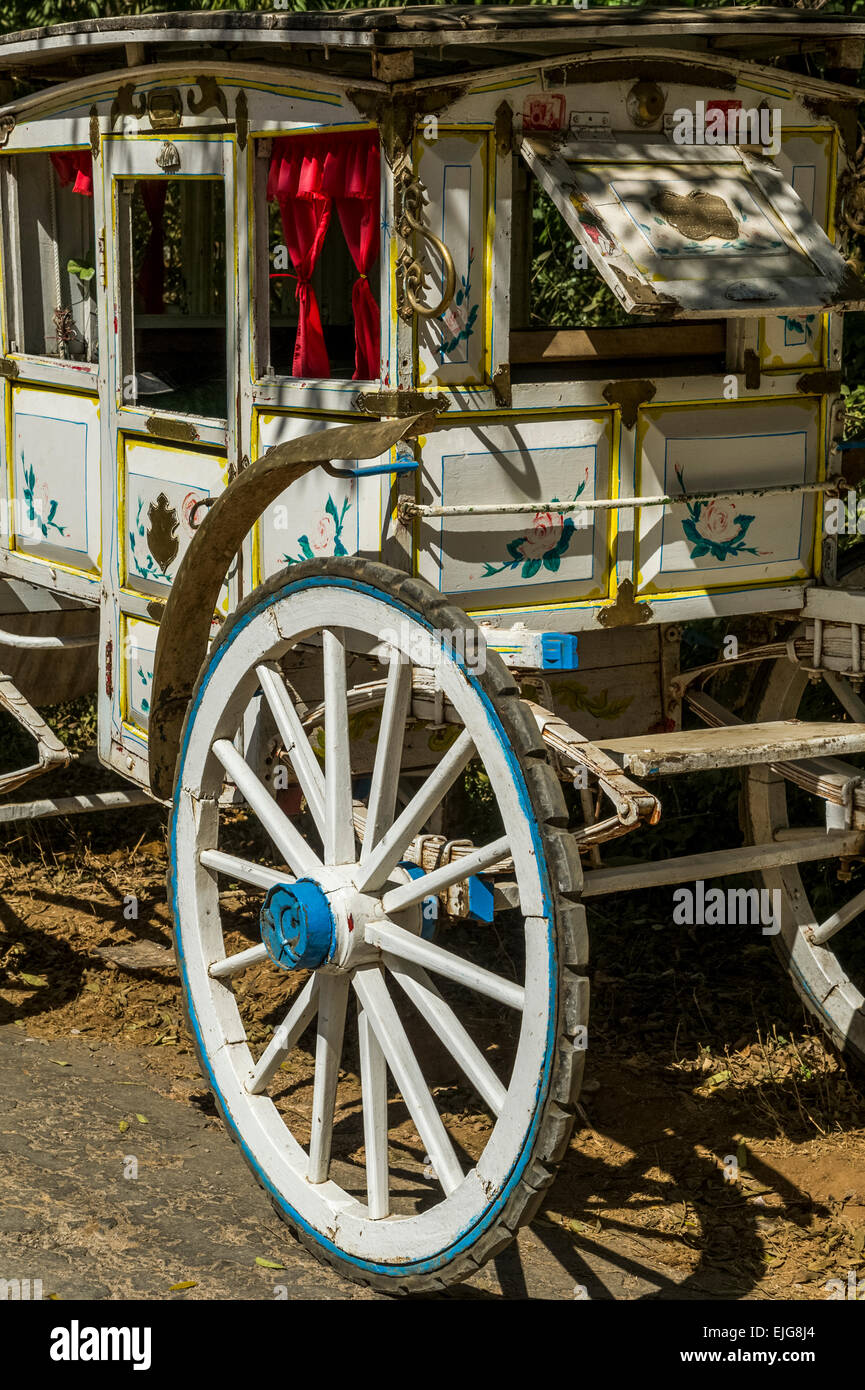 Horse drawn taxi carriage at Pyinoolwn Gardens Stock Photo - Alamy