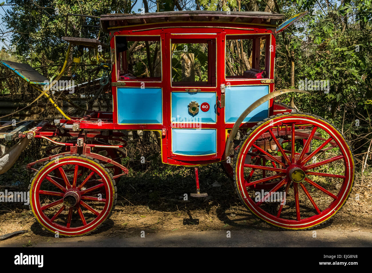 Horse drawn taxi carriage Pyinoolwn Gardens Stock Photo - Alamy