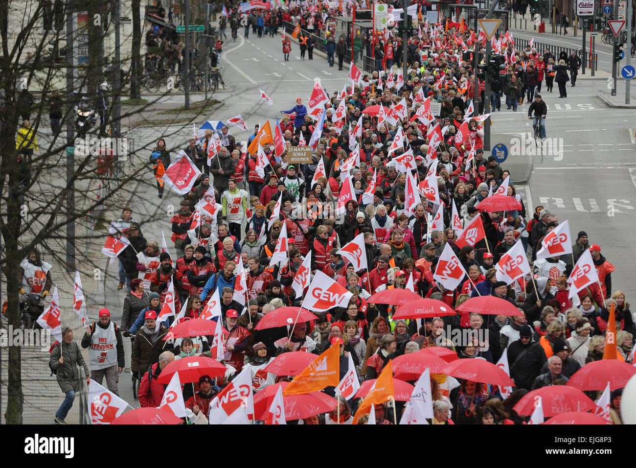 Hamburg, Germany. 26th Mar, 2015. Public service employees demonstrate ...