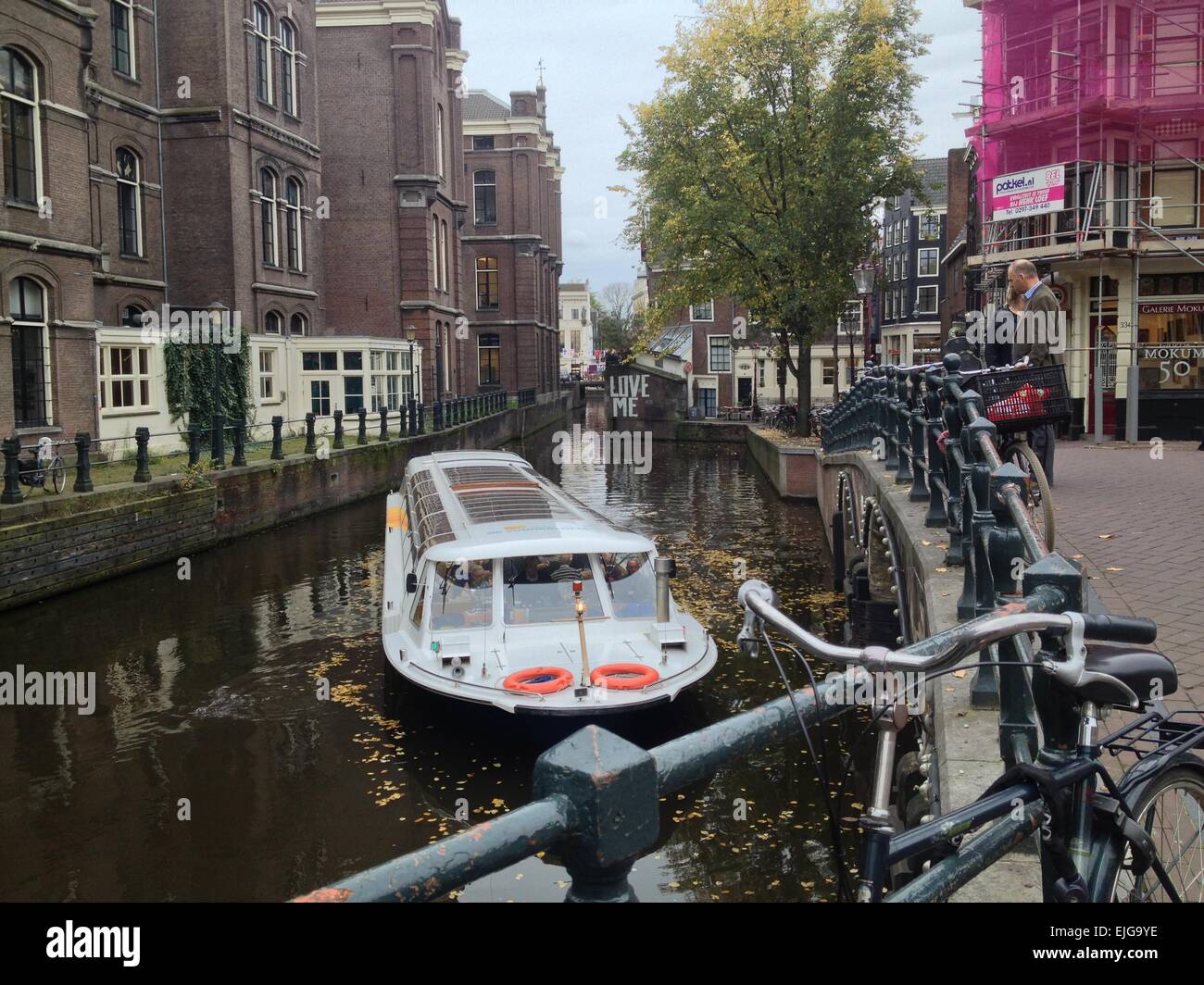 Canal bridge boat hi-res stock photography and images - Alamy
