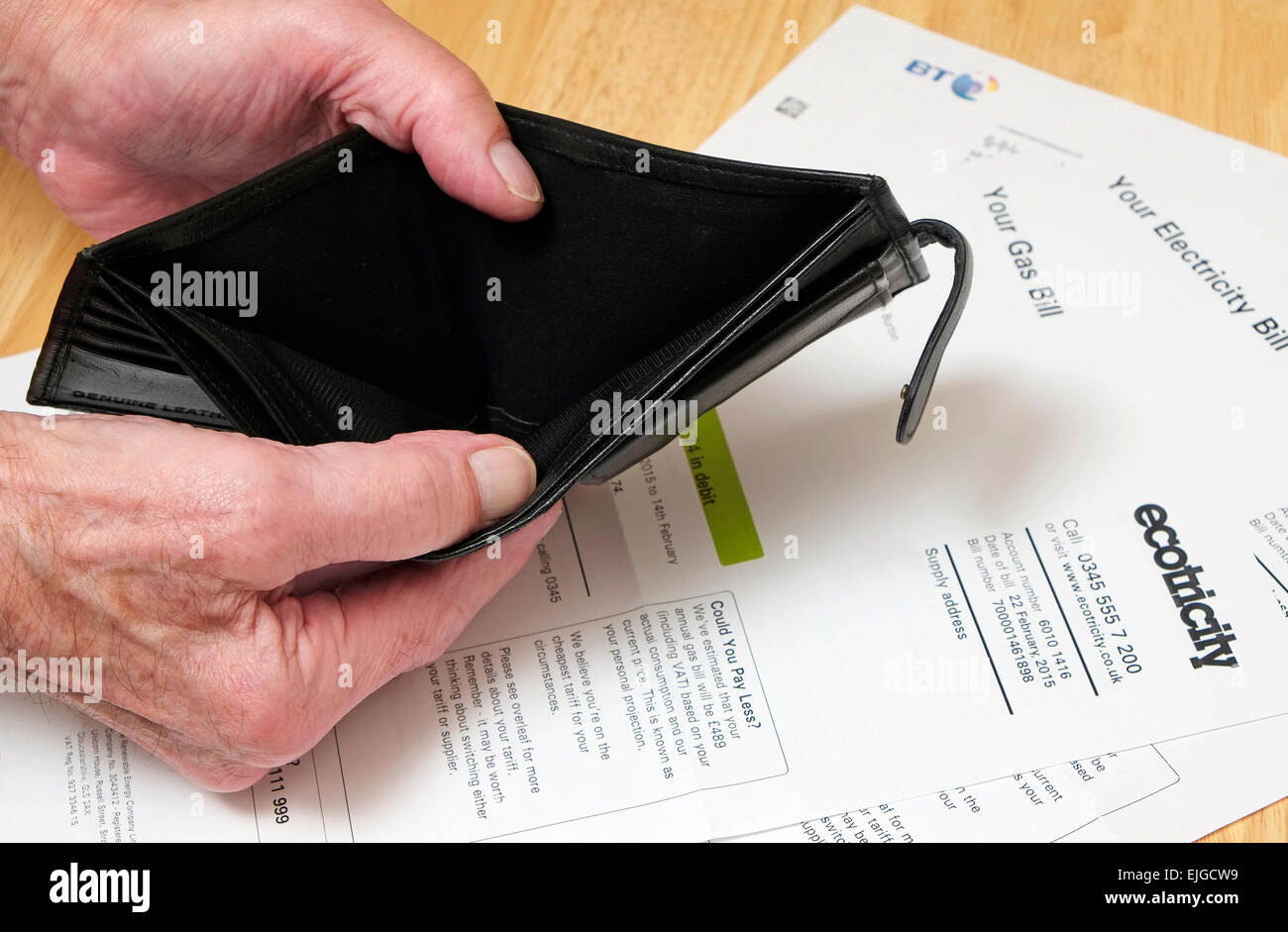 Empty wallet hi-res stock photography and images - Alamy
