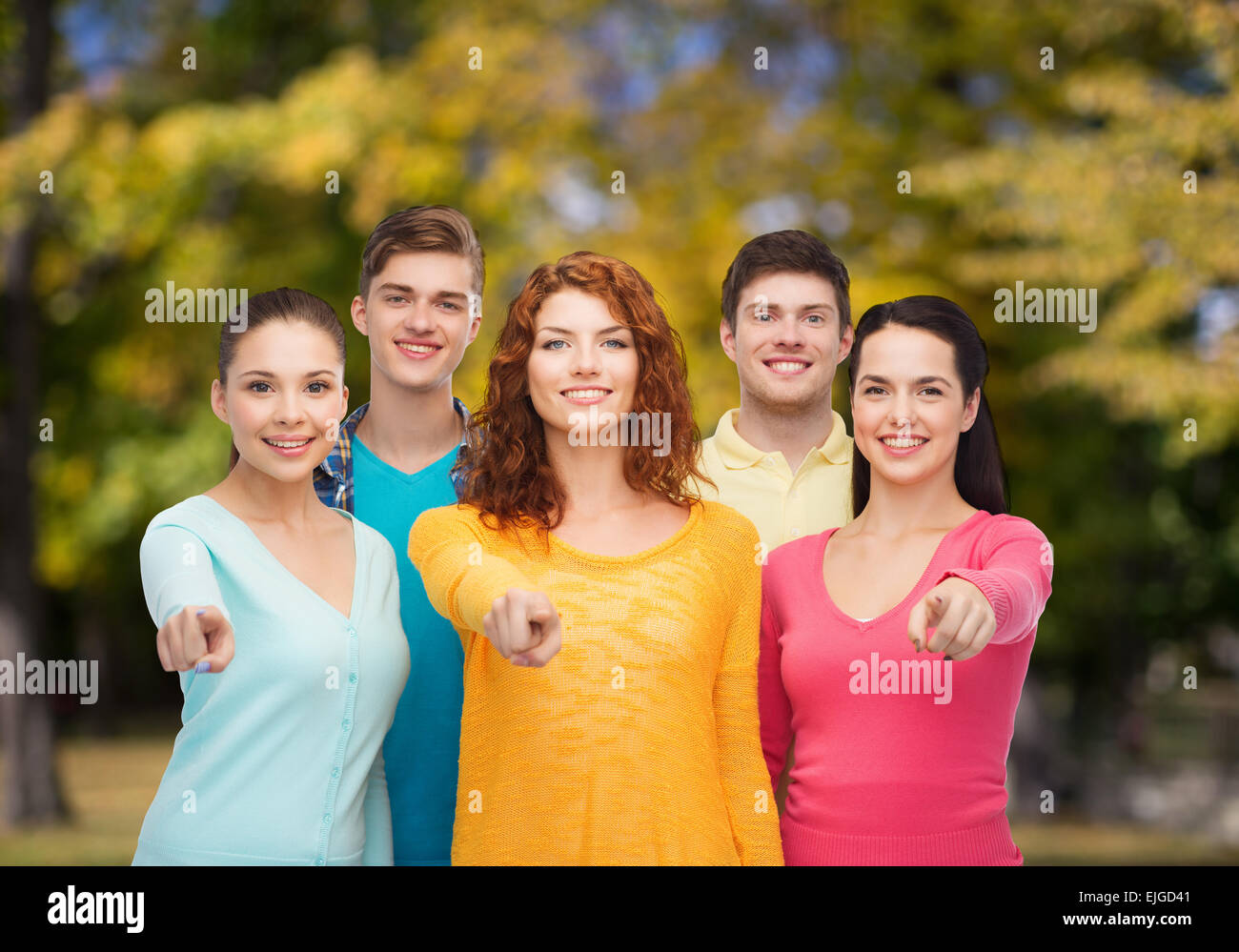 group of smiling teenagers Stock Photo - Alamy