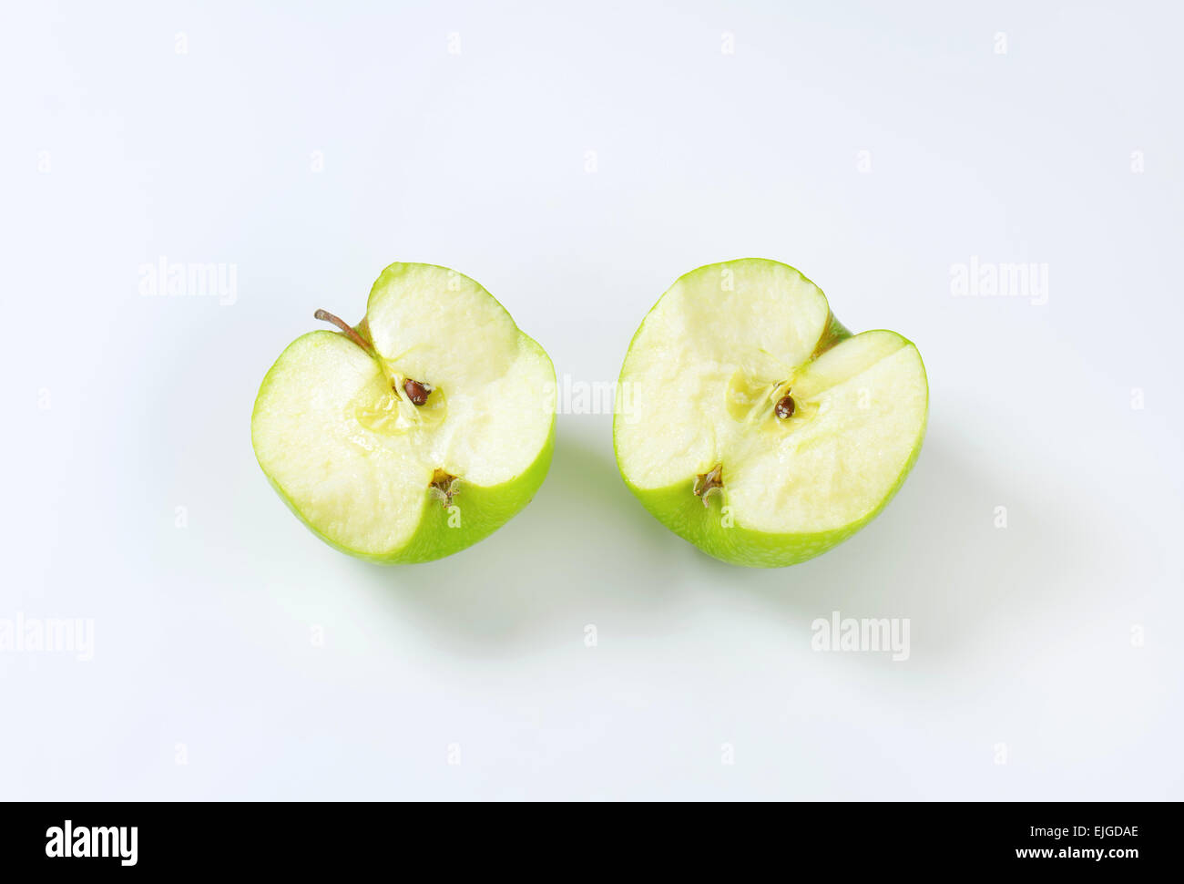 Halved green apple hi-res stock photography and images - Alamy