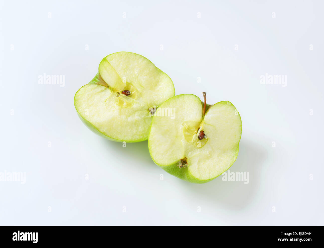 Halved green apple hi-res stock photography and images - Alamy