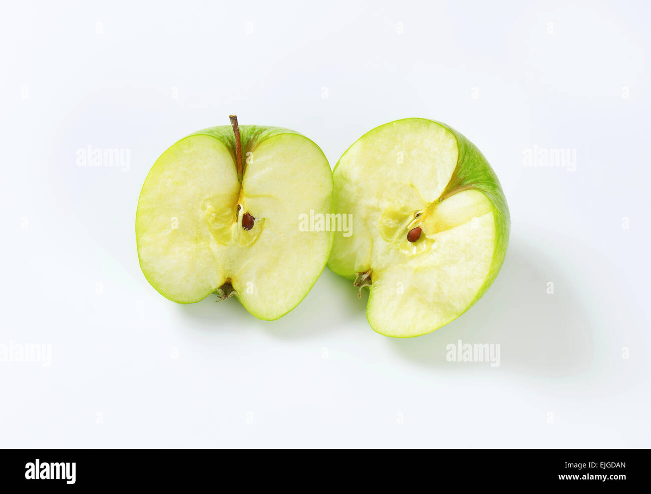 Halved green apple hi-res stock photography and images - Alamy