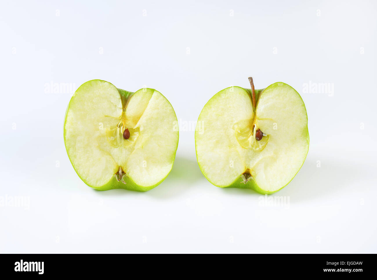 Halved green apple hi-res stock photography and images - Alamy