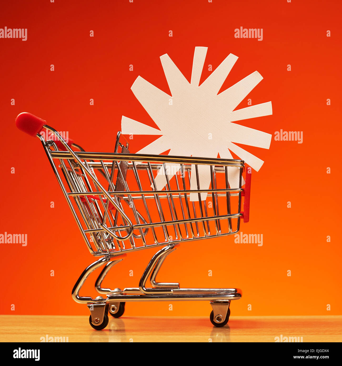 Sun shopping trolley hi-res stock photography and images - Alamy
