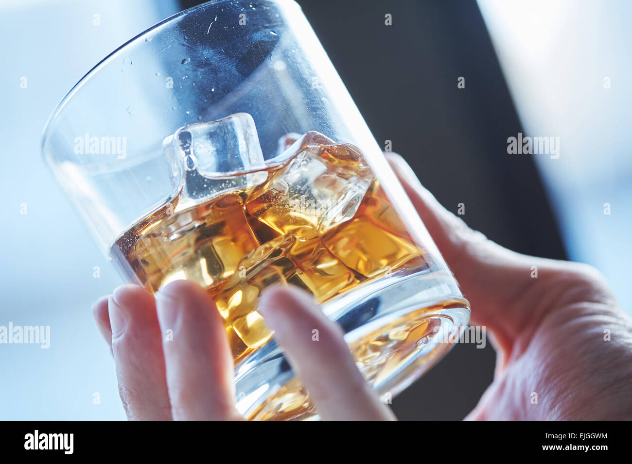 Hand whiskey hi-res stock photography and images - Alamy