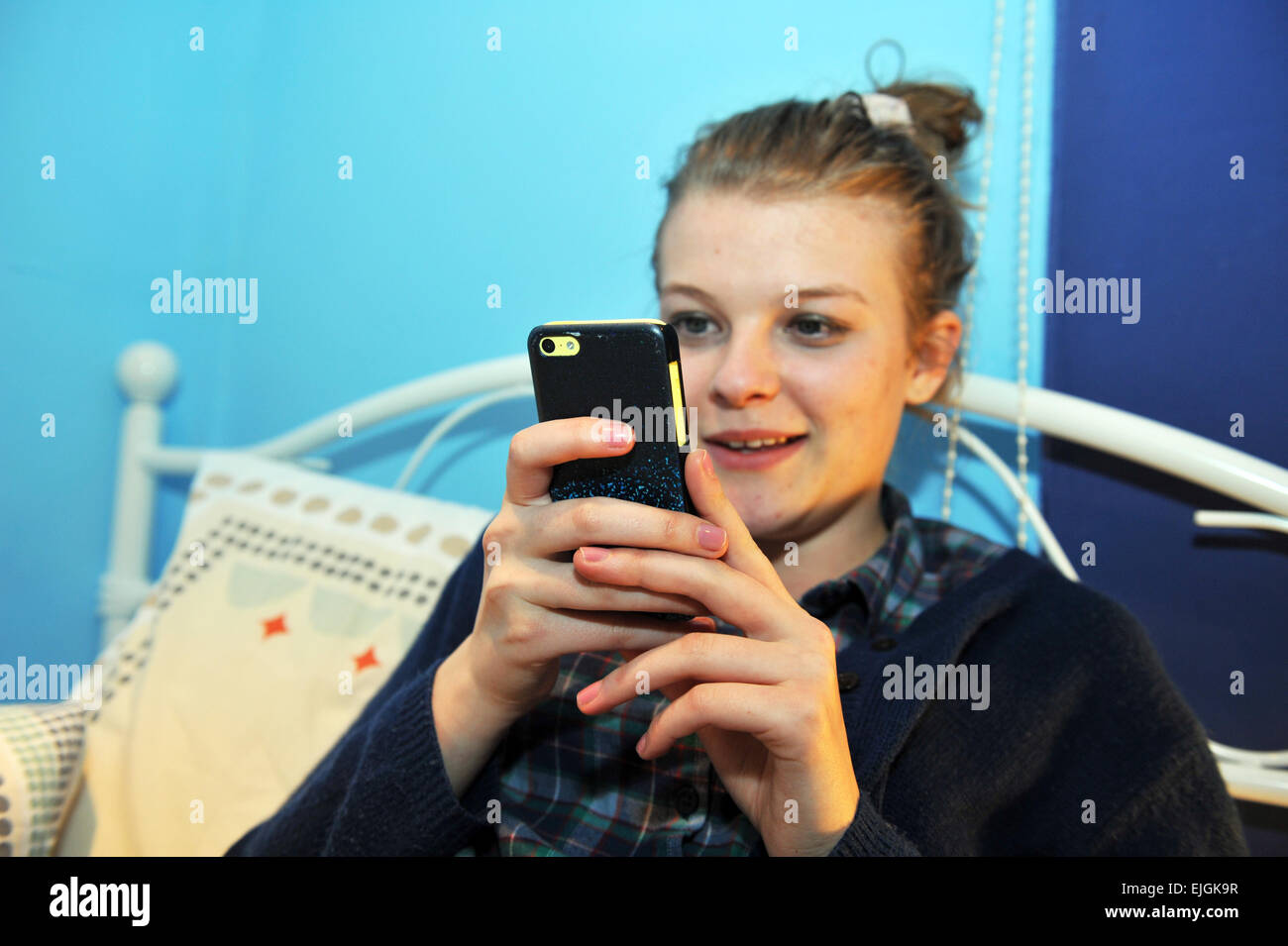 Checking twitter hi-res stock photography and images - Alamy