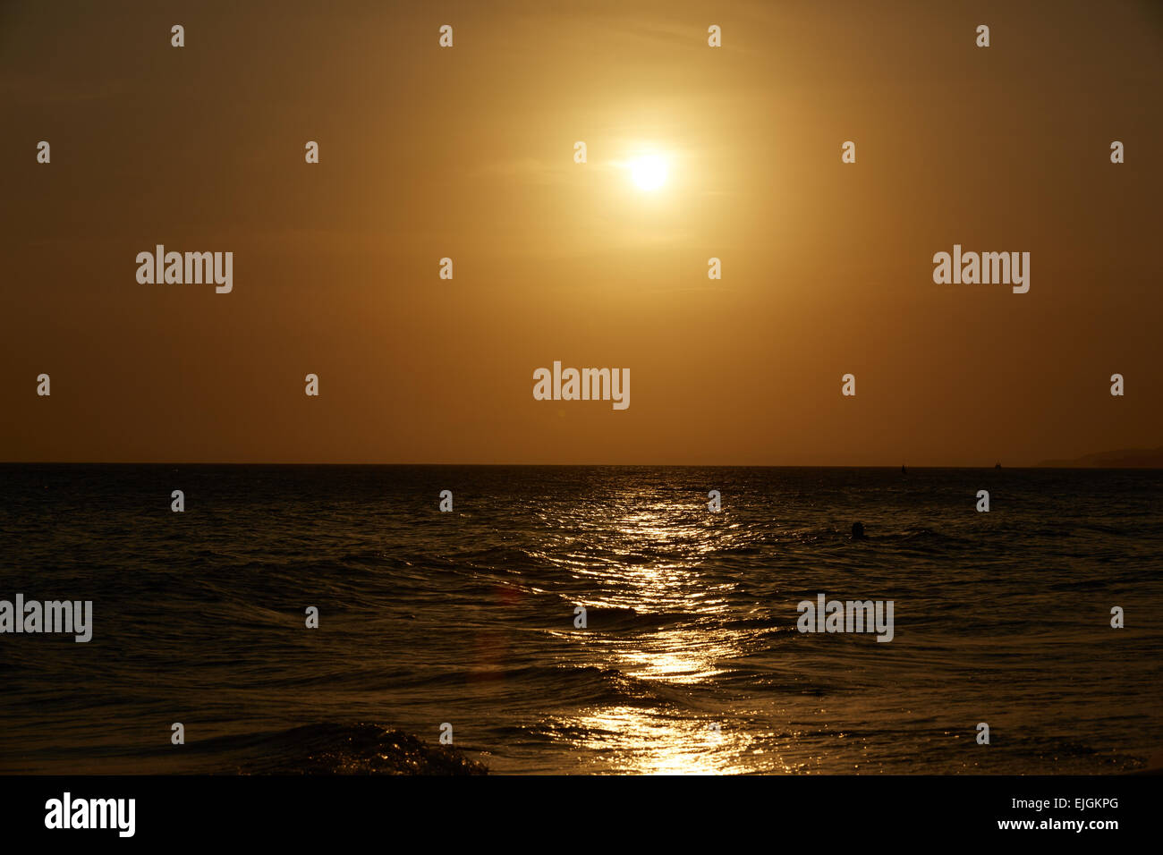 Golden sunrise over ocean hi-res stock photography and images - Alamy