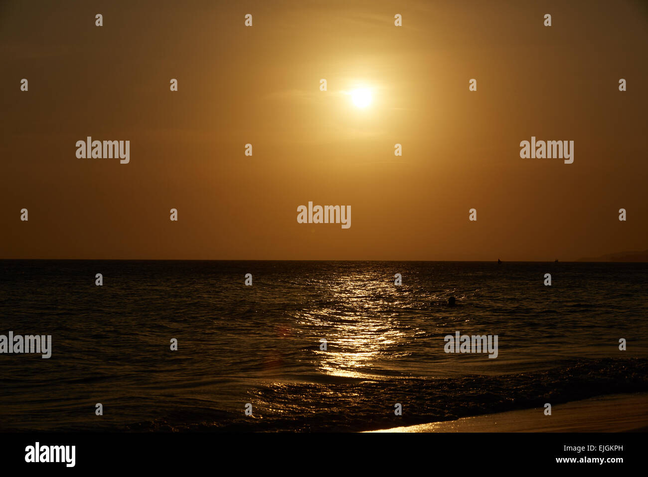 Beautiful golden sunset over sea hi-res stock photography and images ...