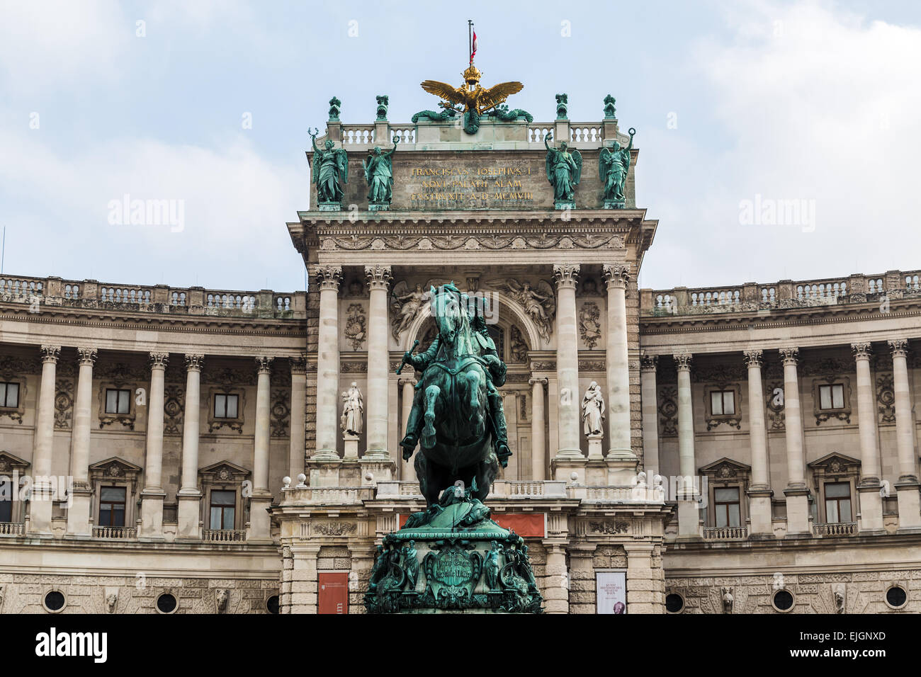 Hofburg palace vienna horse statue sky hi-res stock photography and ...