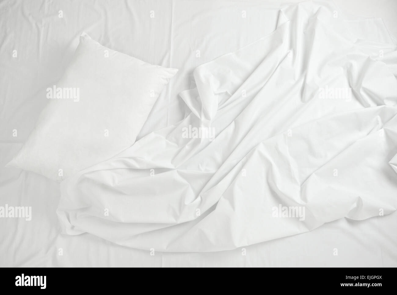 Luxury white bedding hi-res stock photography and images - Alamy