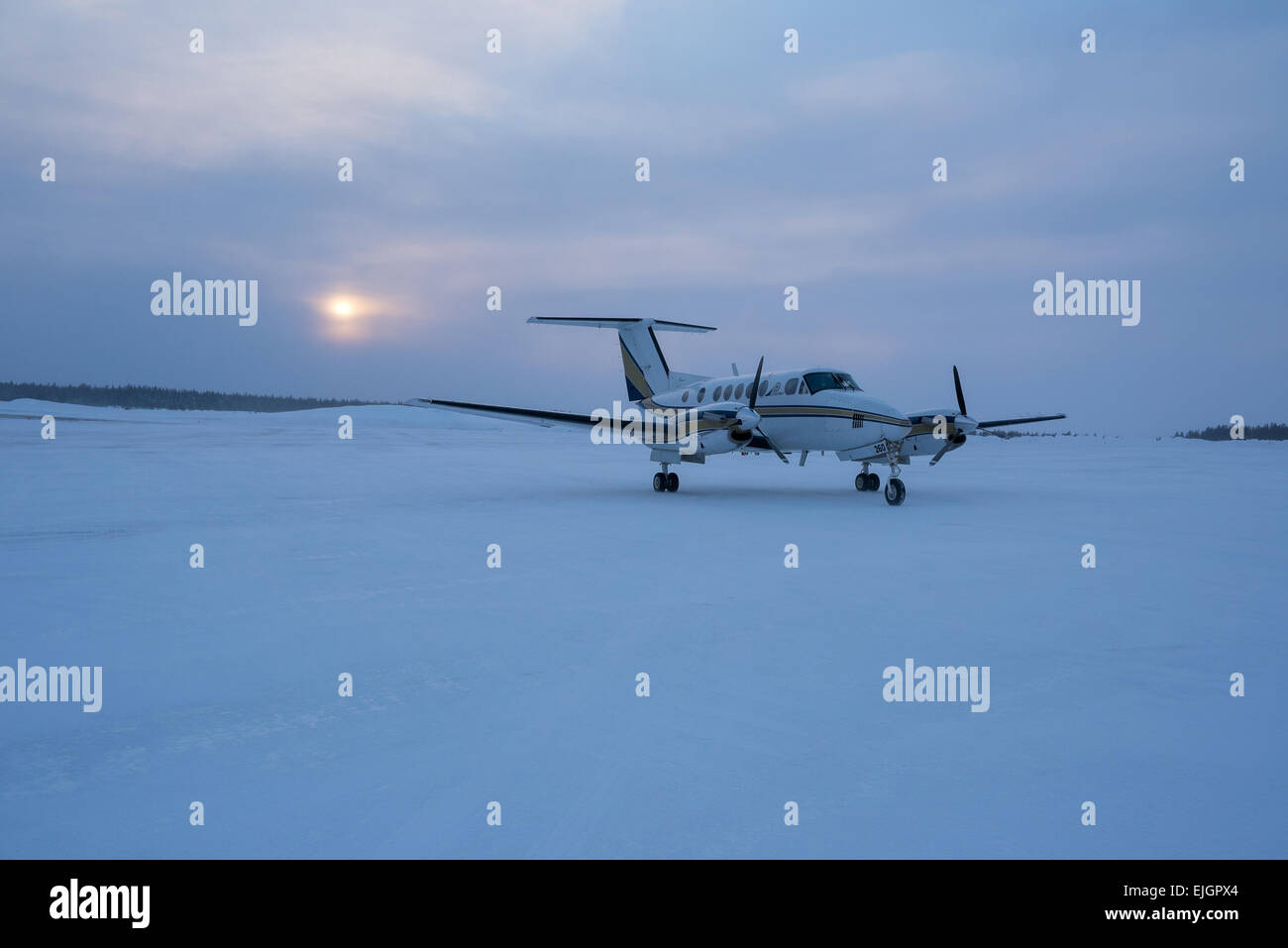 Small twin engine airplane Northern James Bay Quebec Stock Photo - Alamy
