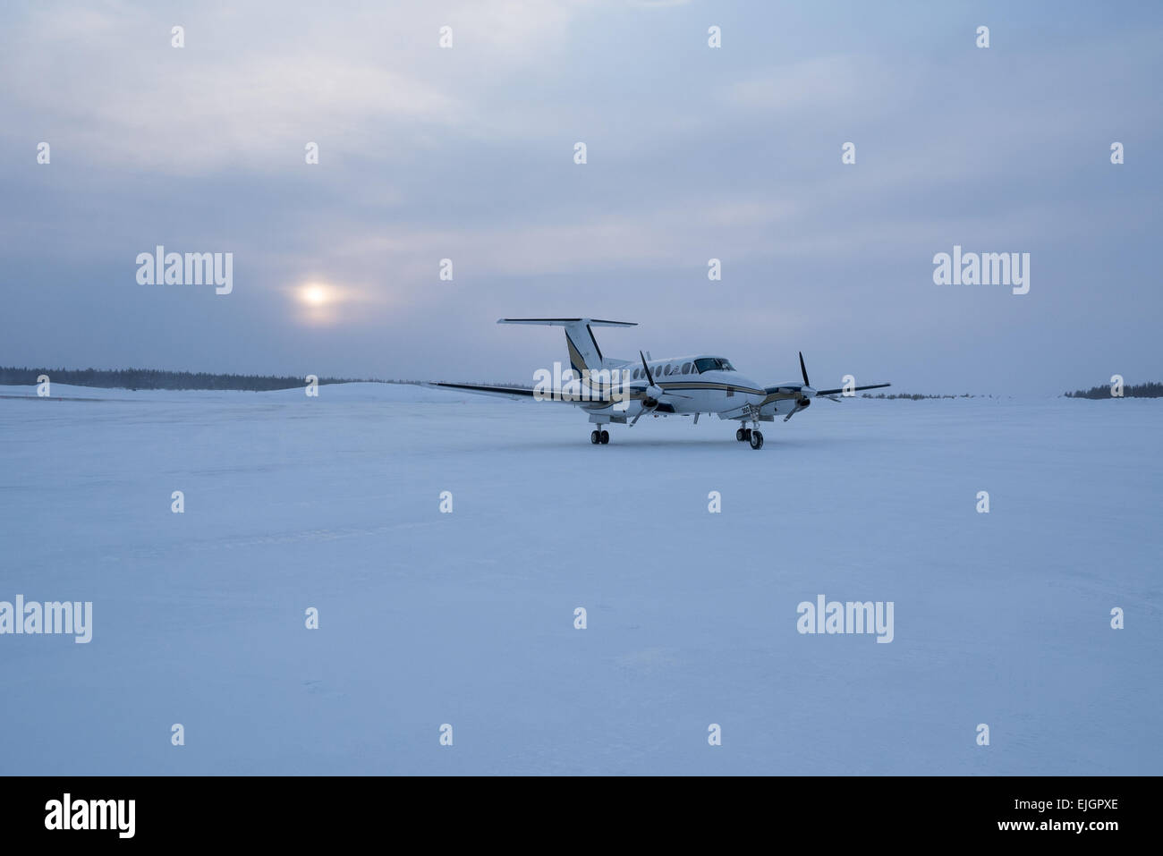 Small twin engine airplane Northern James Bay Quebec Stock Photo - Alamy