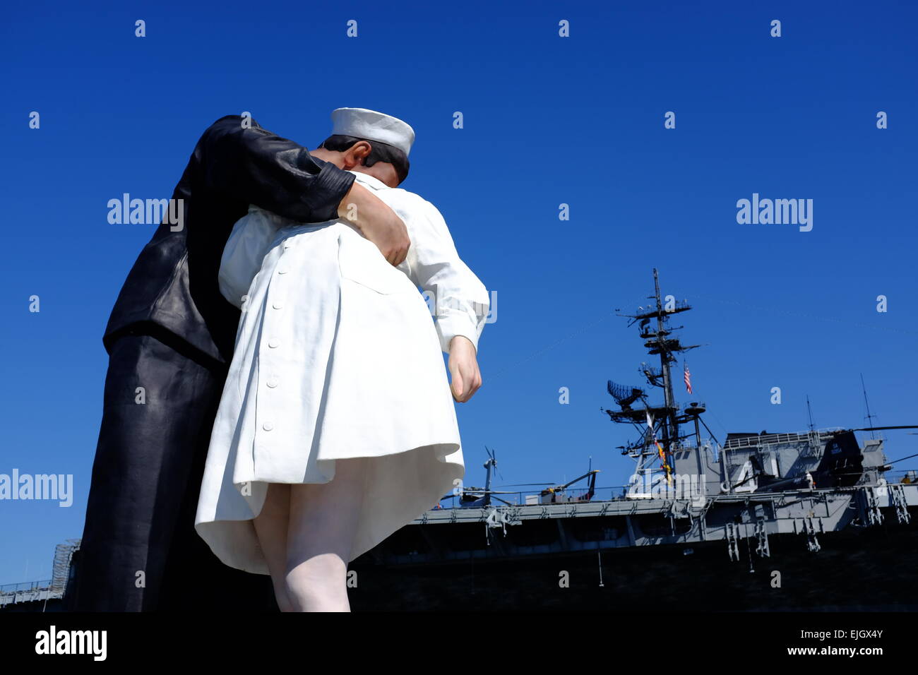 Kissing sailor statue in san diego hi-res stock photography and images ...