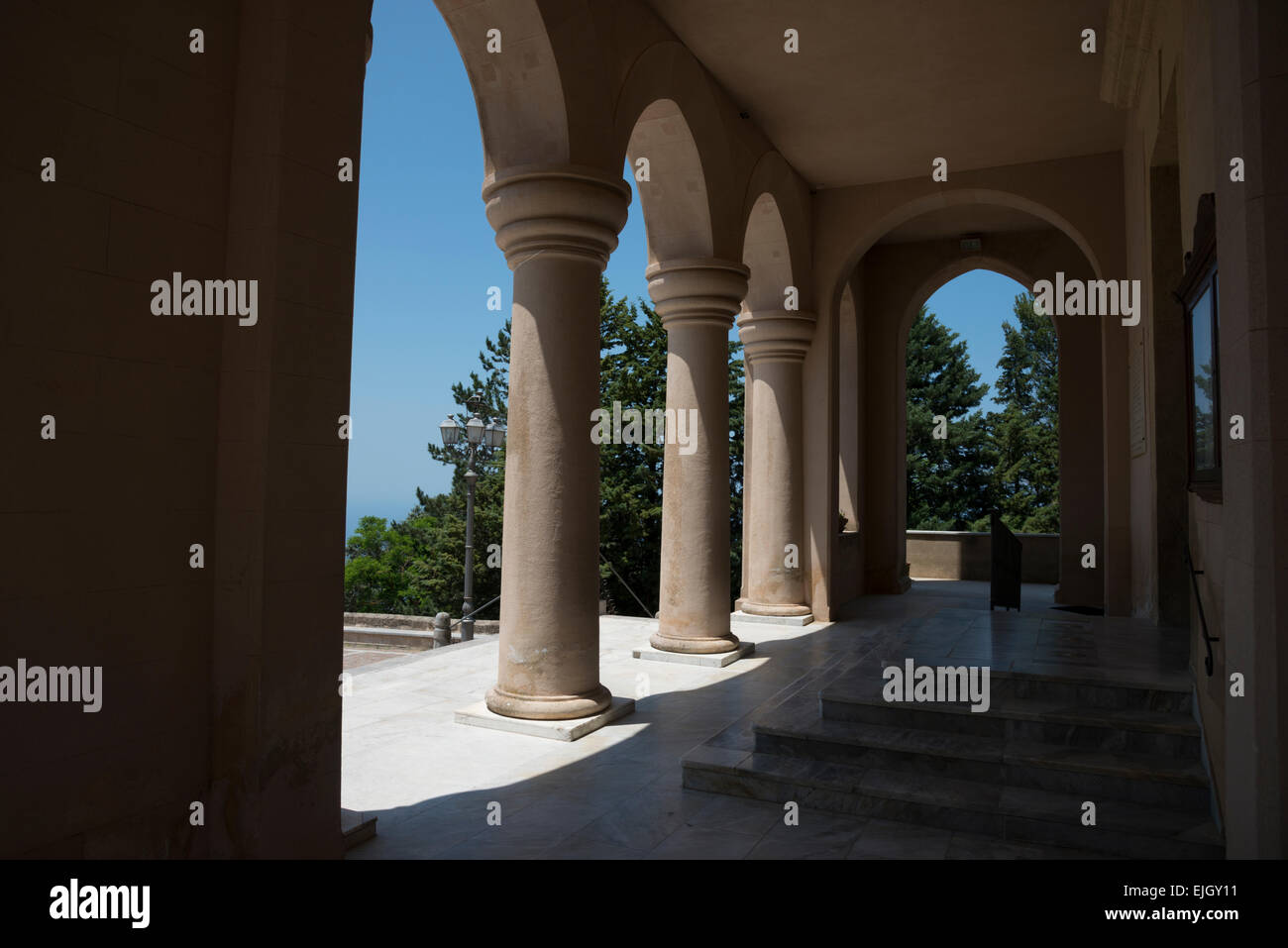 Medieval pillars hi-res stock photography and images - Alamy