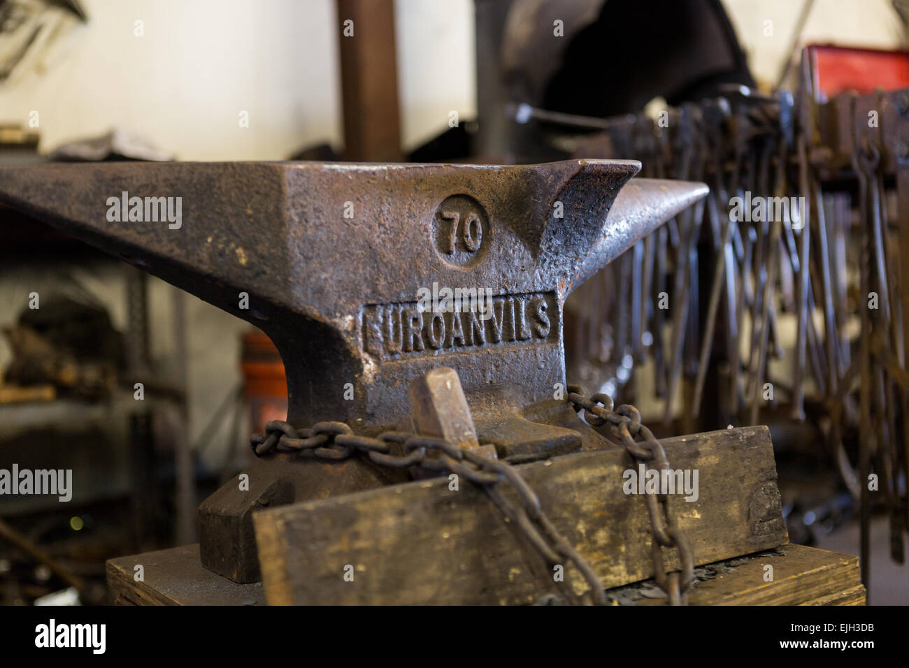 Blacksmith and anvil hi-res stock photography and images - Alamy