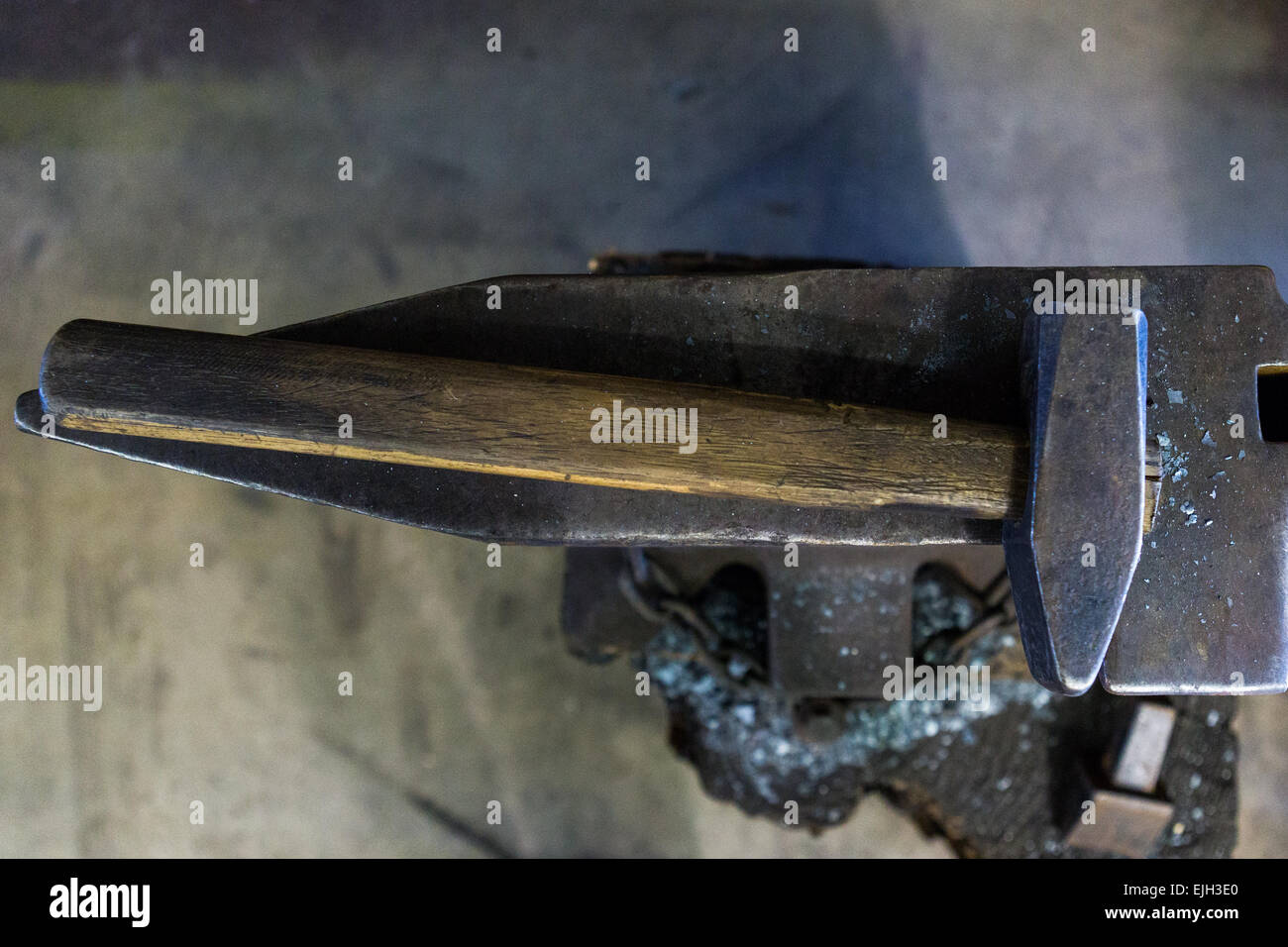 Blacksmith and anvil hi-res stock photography and images - Alamy