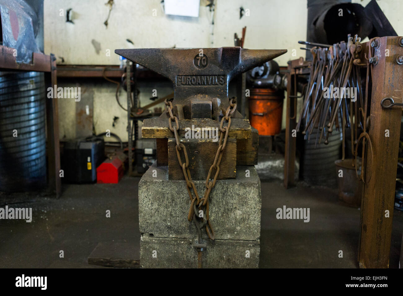 Blacksmith and anvil hi-res stock photography and images - Alamy