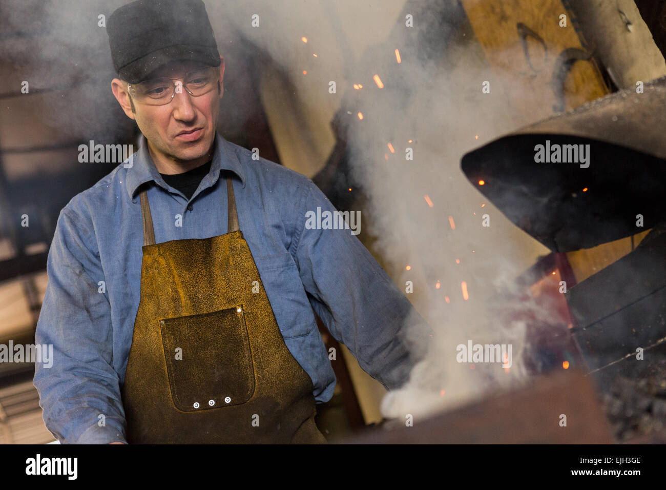 Working at a forge hi-res stock photography and images - Alamy