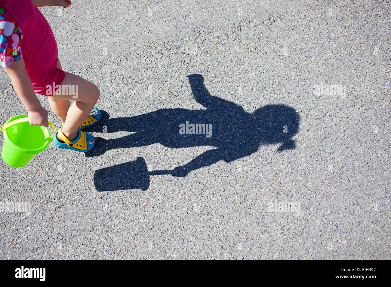 Tar bucket hi-res stock photography and images - Alamy