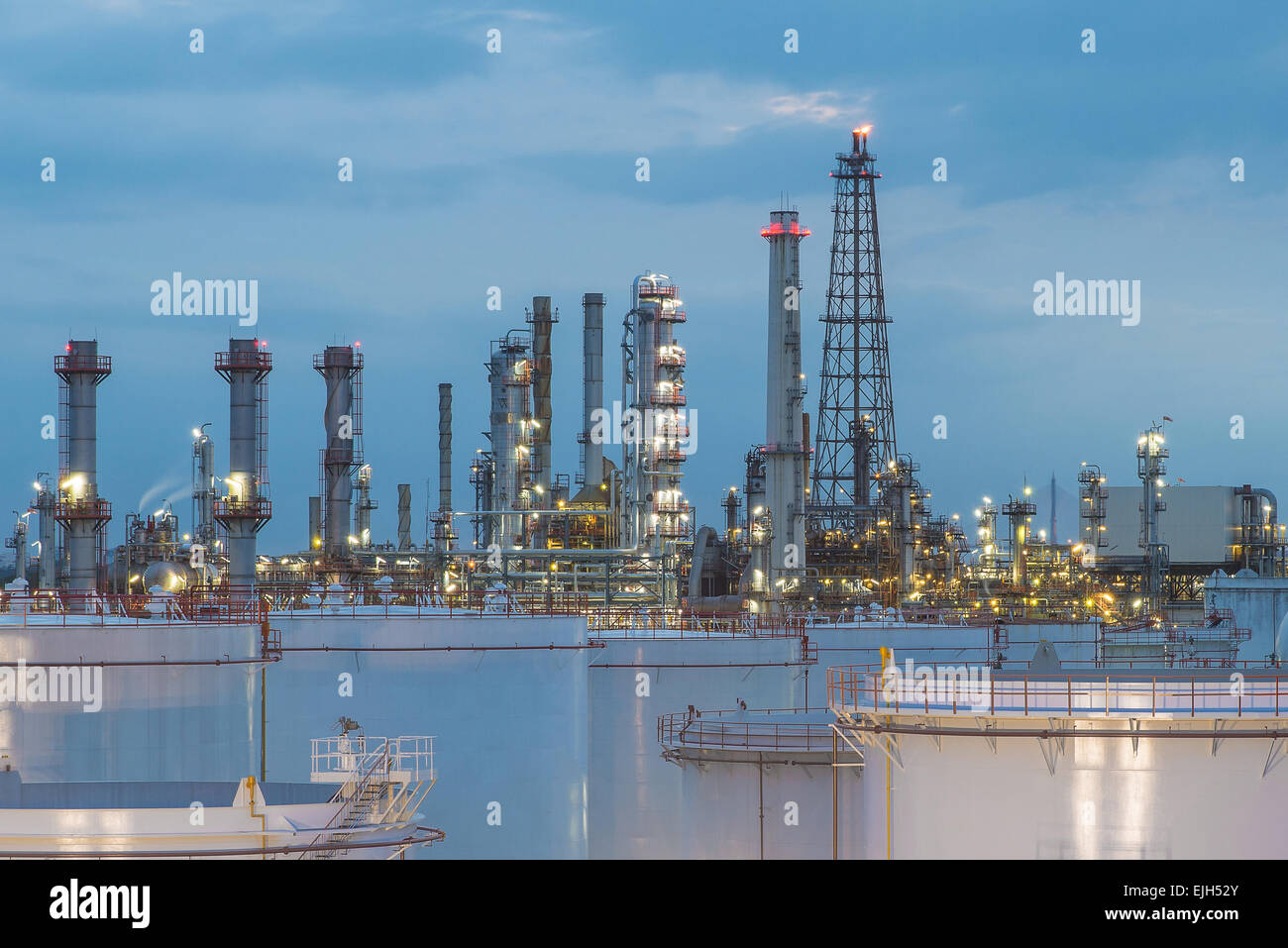 Refinery storage tanks hi-res stock photography and images - Alamy