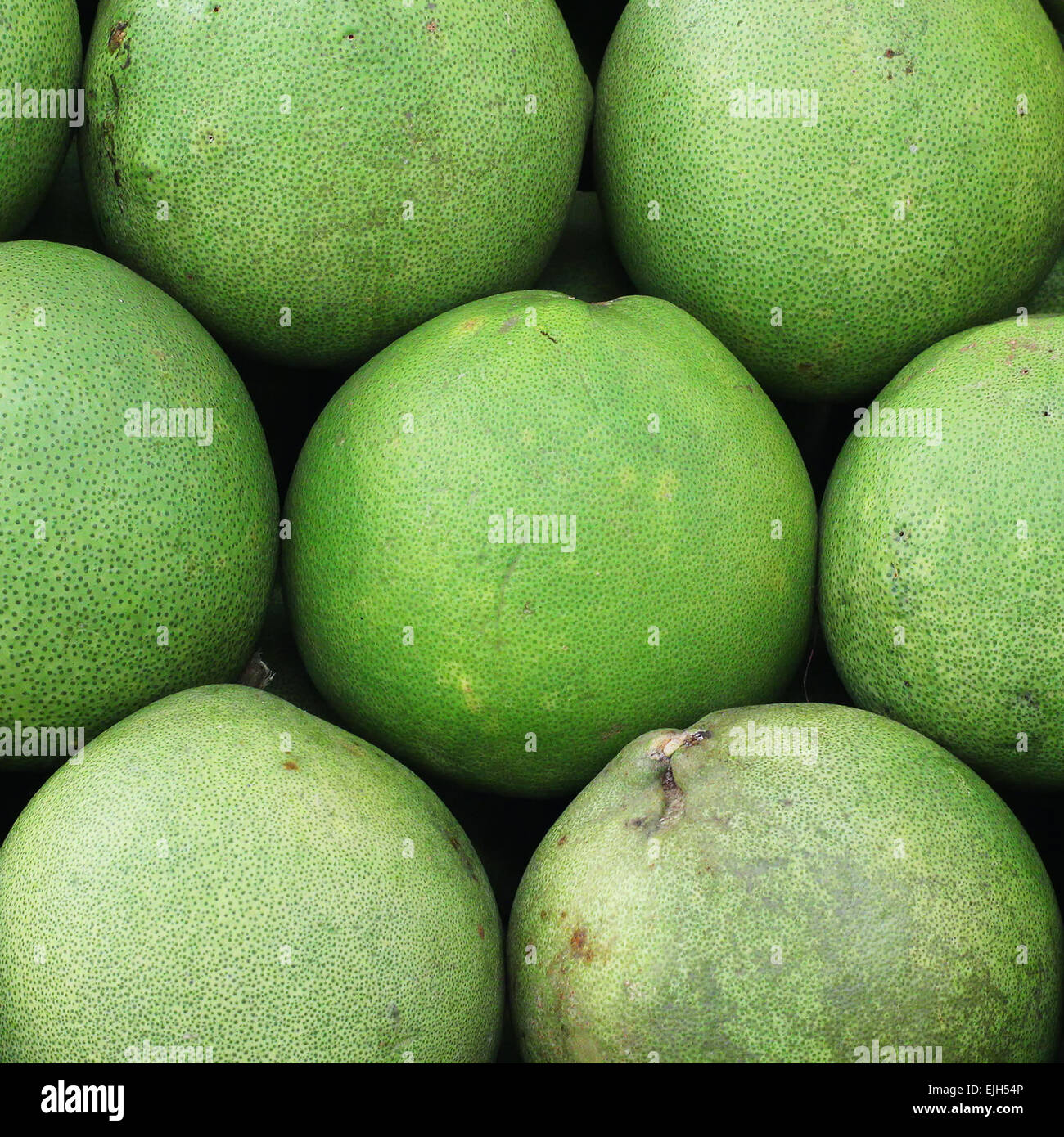 Pile of pomelo on market tray Stock Photo - Alamy