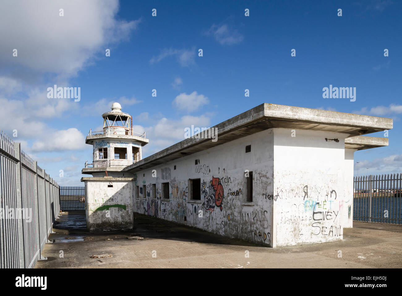 Derelict lighthouse at the entrance of Leith Harbour, Edinburgh Stock ...