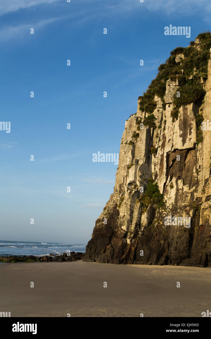 Brazil cliff beach hi-res stock photography and images - Alamy