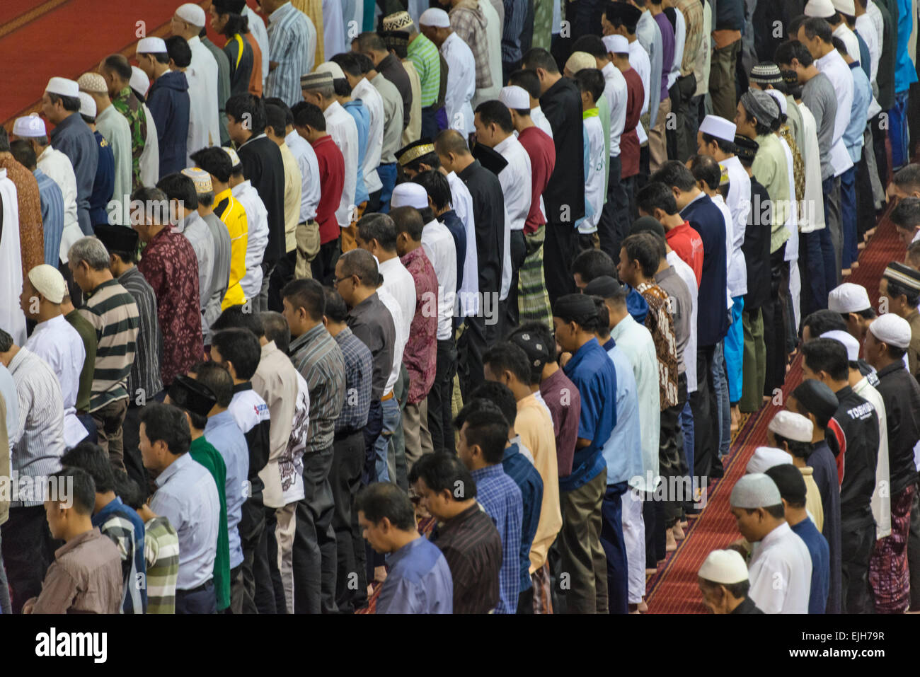 Men praying during ramadan hi-res stock photography and images - Alamy