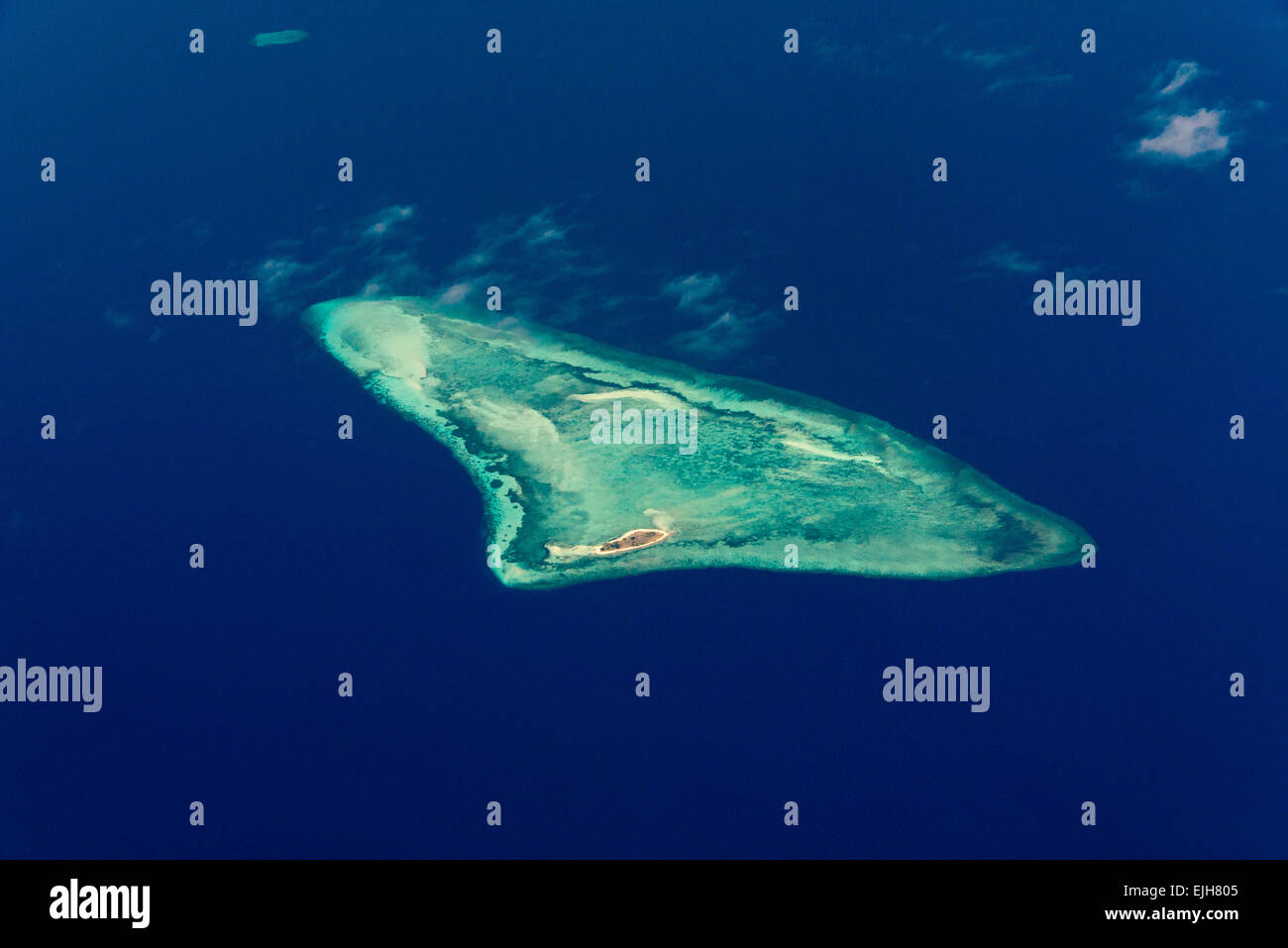 Islands in the ocean hi-res stock photography and images - Alamy